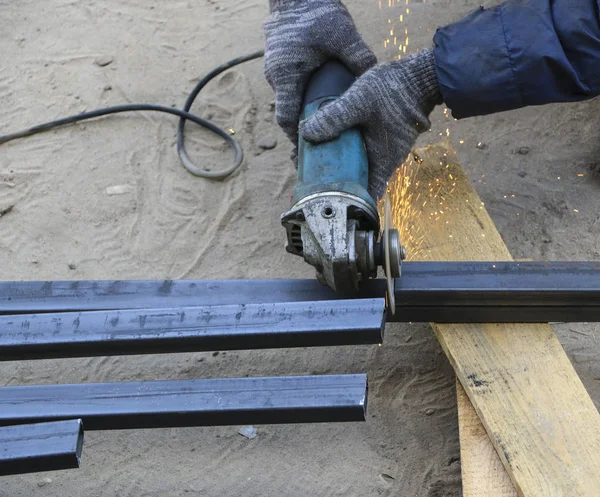 How To Cut Metal Fence Posts With Angle Grinder？ - Binic Abrasive